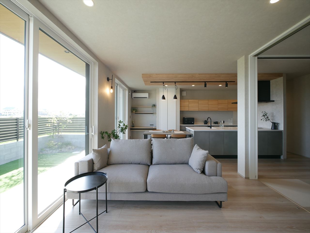 LDKとタイルデッキのお庭をつなぐ高さ2.4mの大開口樹脂サッシ | 注文住宅ソライエ 岡山・倉敷の高性能住宅